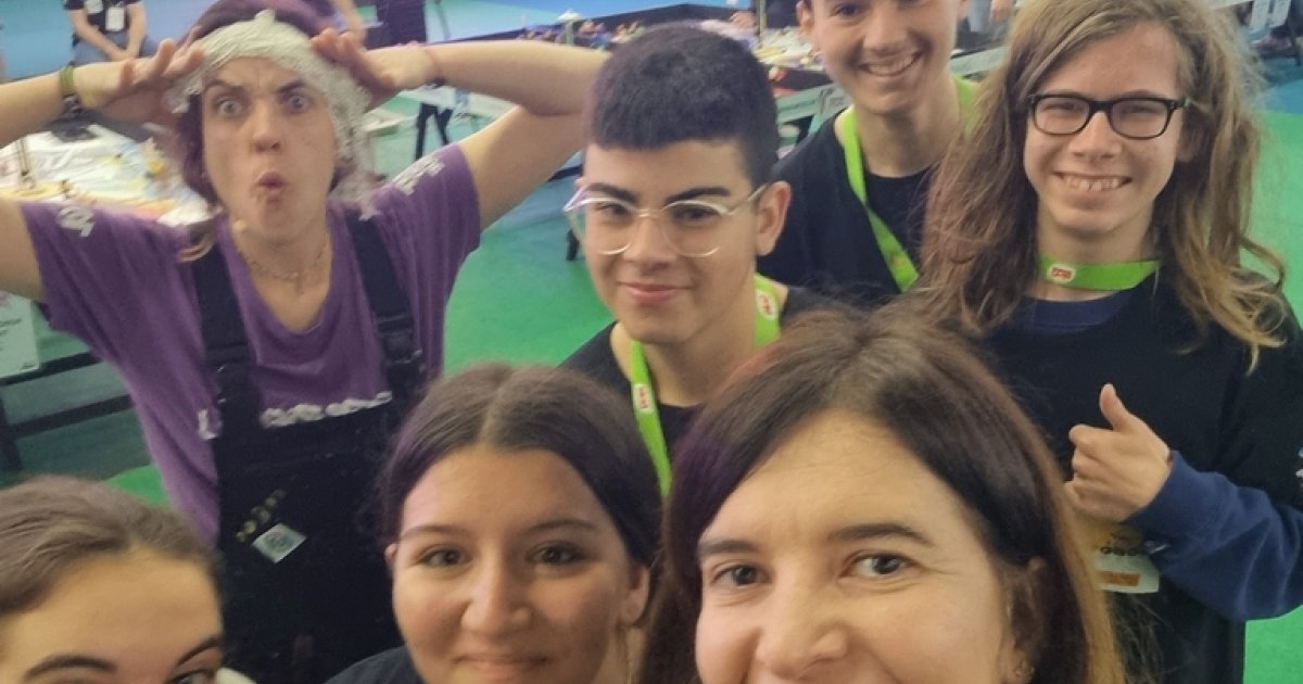 Διάκριση ομάδας Ρομποτικής του RobotiKos στον πανελλήνιο τελικό του FLL ...