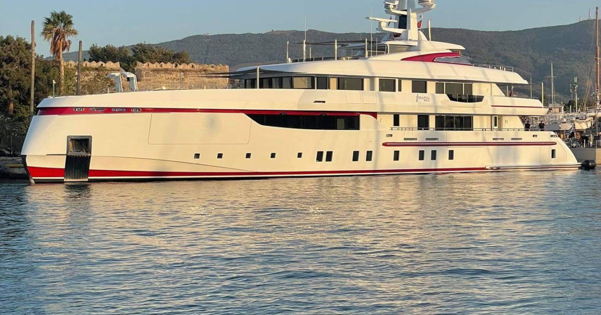 Ο Δισεκατομμυριούχος Bruce Grossman με το Σούπερ Γιοτ FOREVER ONE, στην ...
